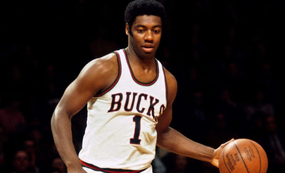 AutographTracker.com - Find sports card autograph signings online